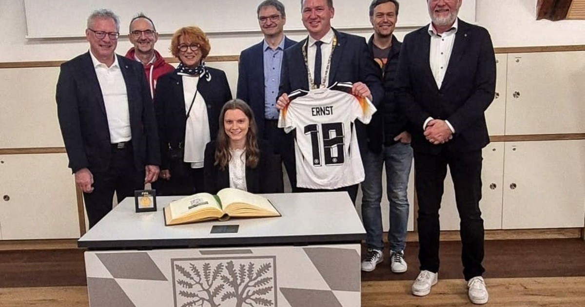 Fußballerin Sarah Ernst darf sich in das Goldene Buch Nittenaus ...